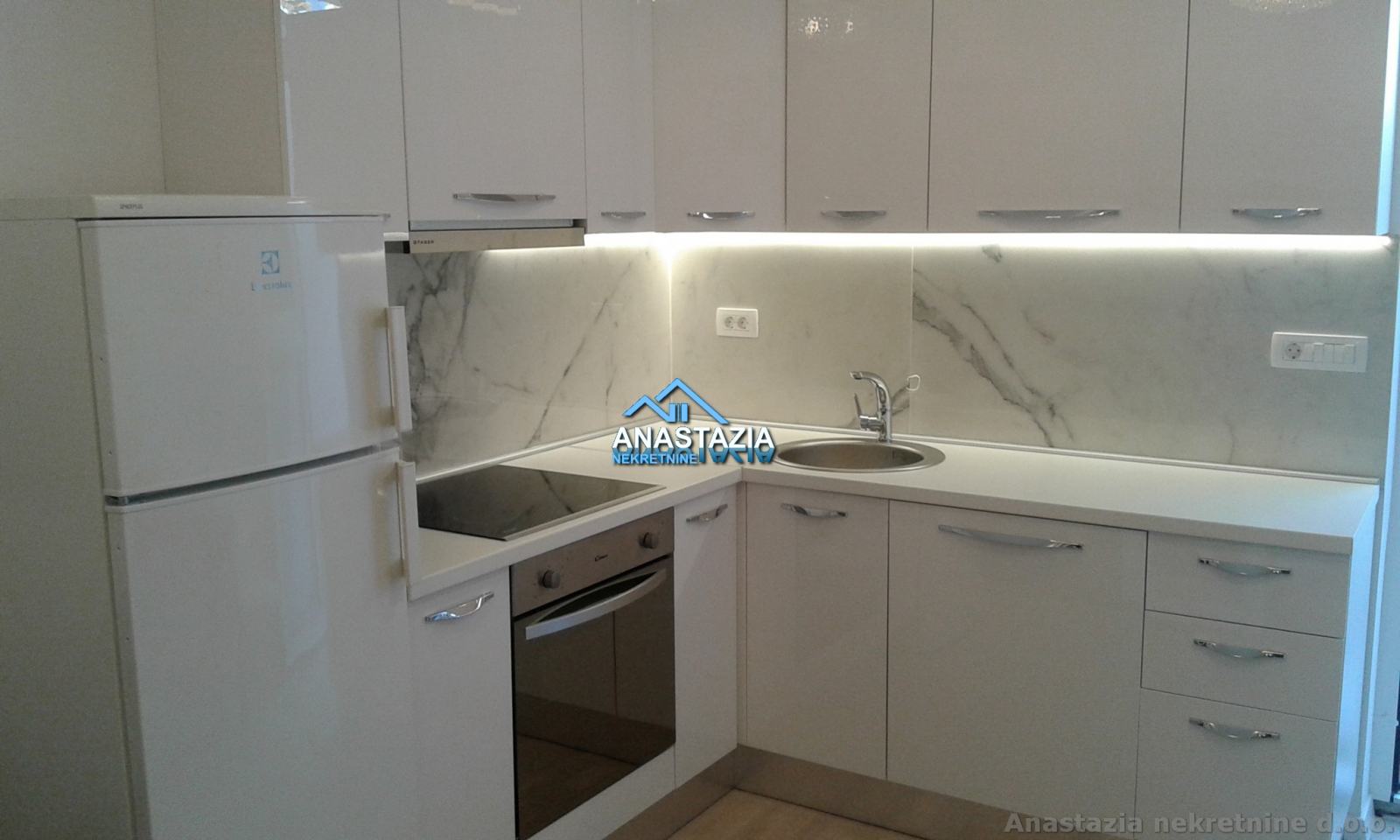 SPLIT MERTOJAK MALI JEDNOSOBAN NOVO OPREMLJEN STAN 35M2+DVOR NA DUŽE ...