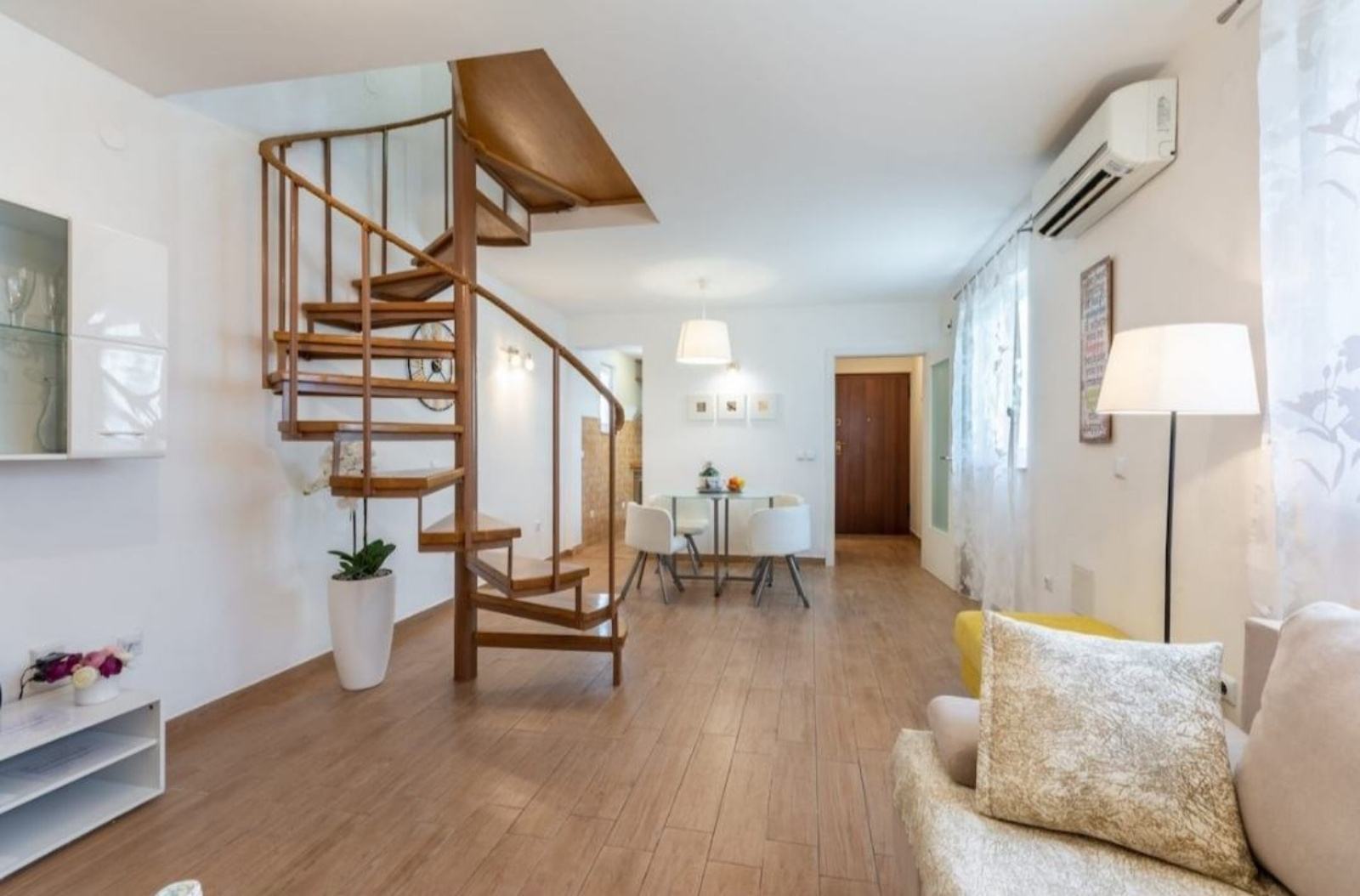 Split - Radunica, dvoetažni dvosobni stan sa prekrasnom terasom, 70 m2 ...