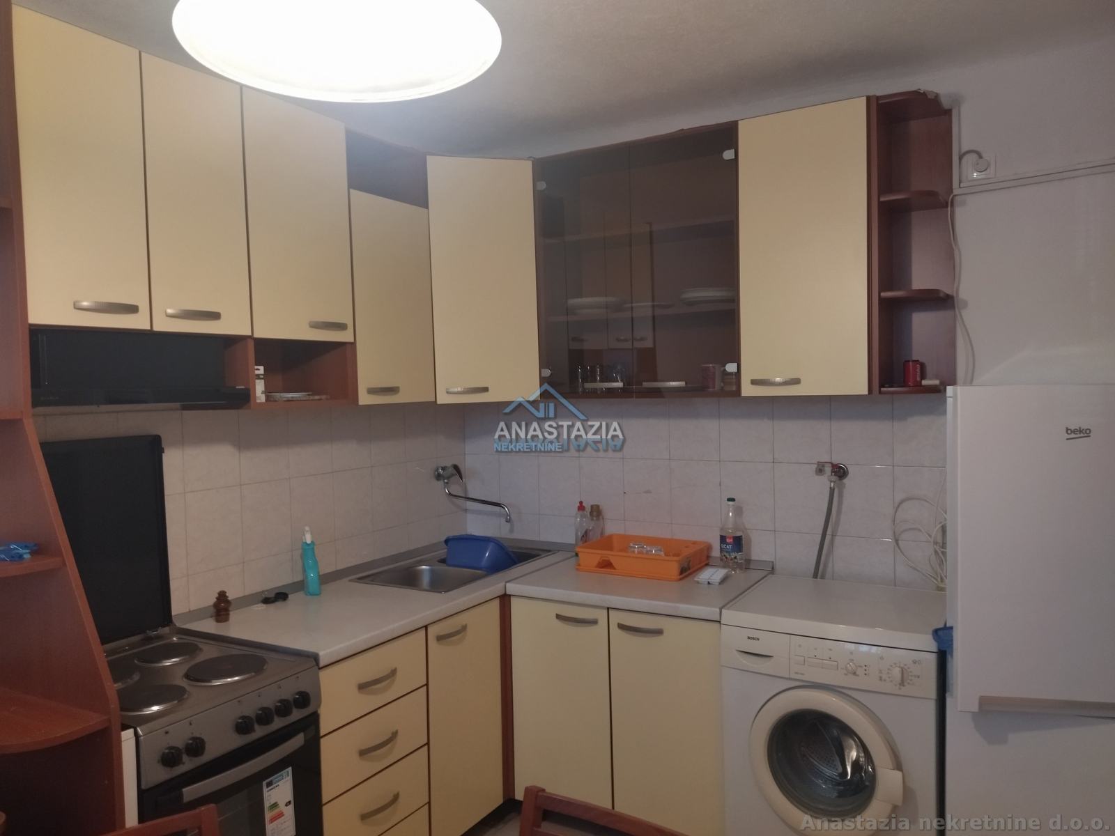 SPLIT RADUNICA DVOSOBAN NAMMJEŠTEN STAN ZA 1 ŽENSKU ZAPOSLENU OSOBU ...