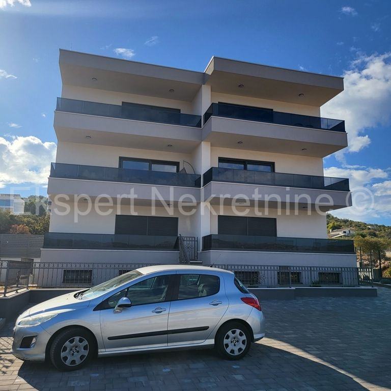 Split,Slatine,3-soban stan 100 m2+ 60m2 krovne terase,pogled na more ...