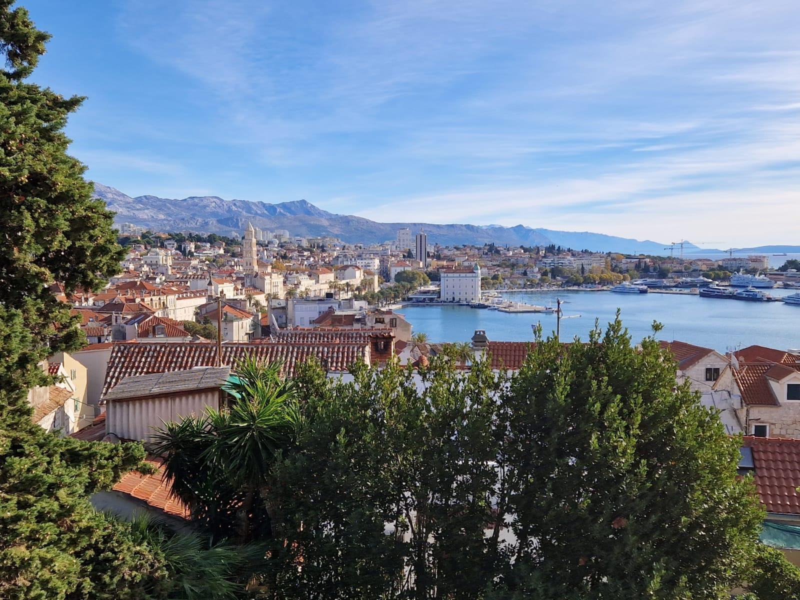 SPLIT, VAROS, DUGOROCNI NAJAM 2S 80m2, POGLED, GARAŽA (iznajmljivanje)