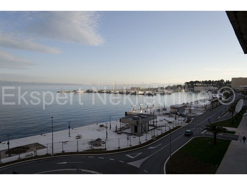Split, Zapadna obala , dvos komf. stan 85m2 otvoren pogled (prodaja)