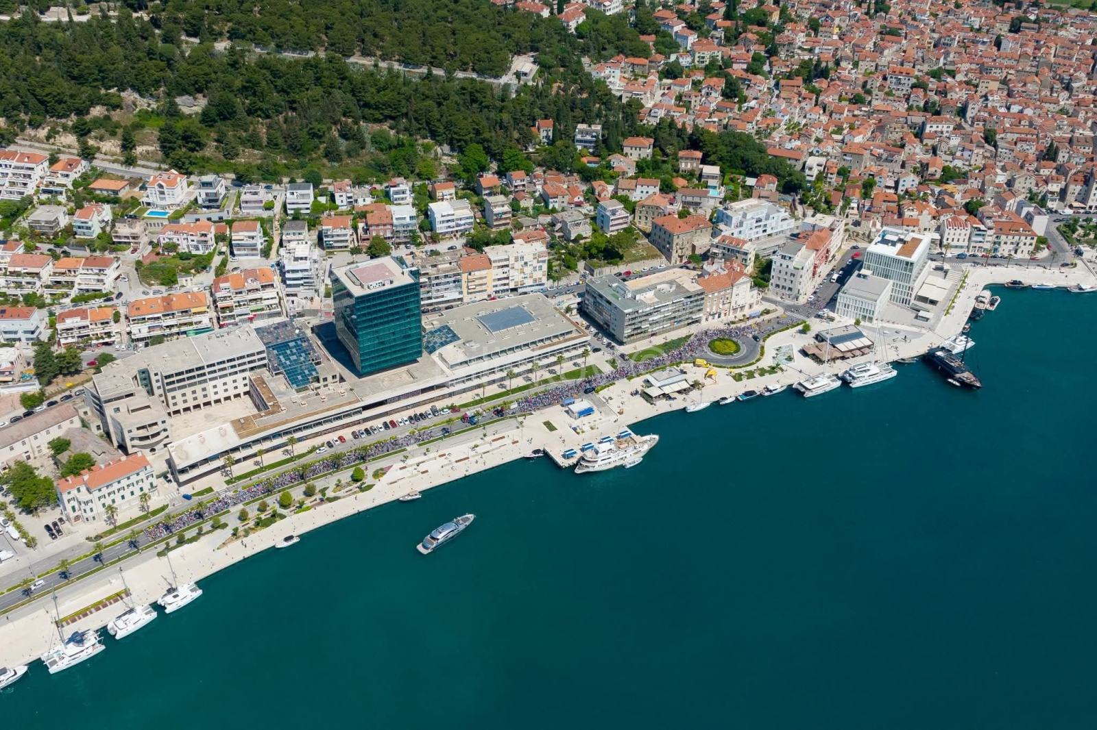 Split, Zapadna obala, ulični poslovni prostor u prizemlju 700 m2 ...