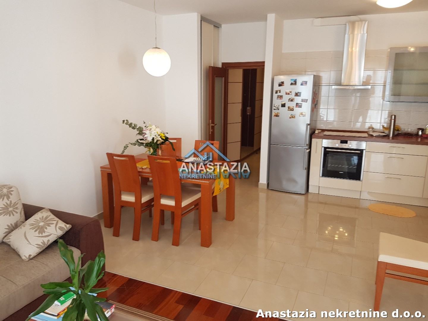 SPLIT ŽNJAN (NOVOGRADNJA) BLIZU MORA DVOSOBAN NOVO OPREMLJEN STAN ...