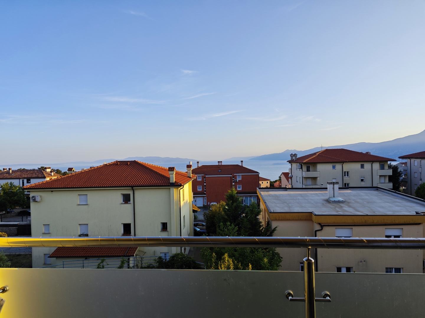 SRDOČI, RIJEKA - Trosobni stan u novogradnji s pogledom na more (prodaja)