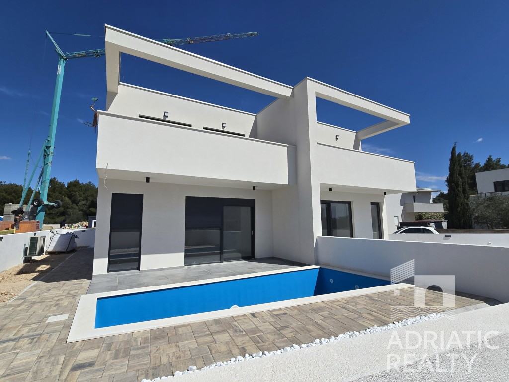 Srima, Vodice, moderna dvojna kuća s bazenom-useljenje proljeće 2025 ...