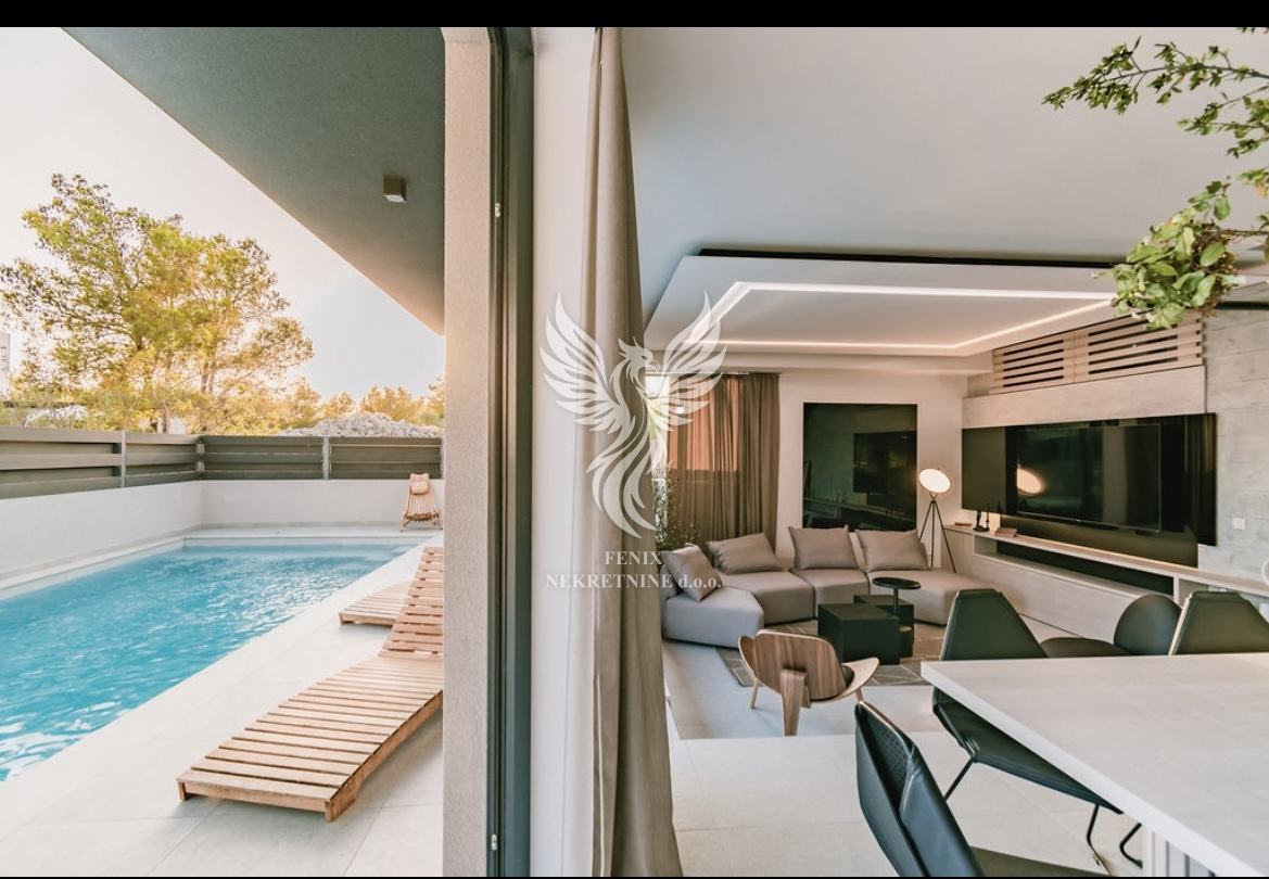 SRIMA, VODICE, PREDIVNA KUĆA S BAZENOM, JACUZZIJEM I SAUNOM (prodaja)