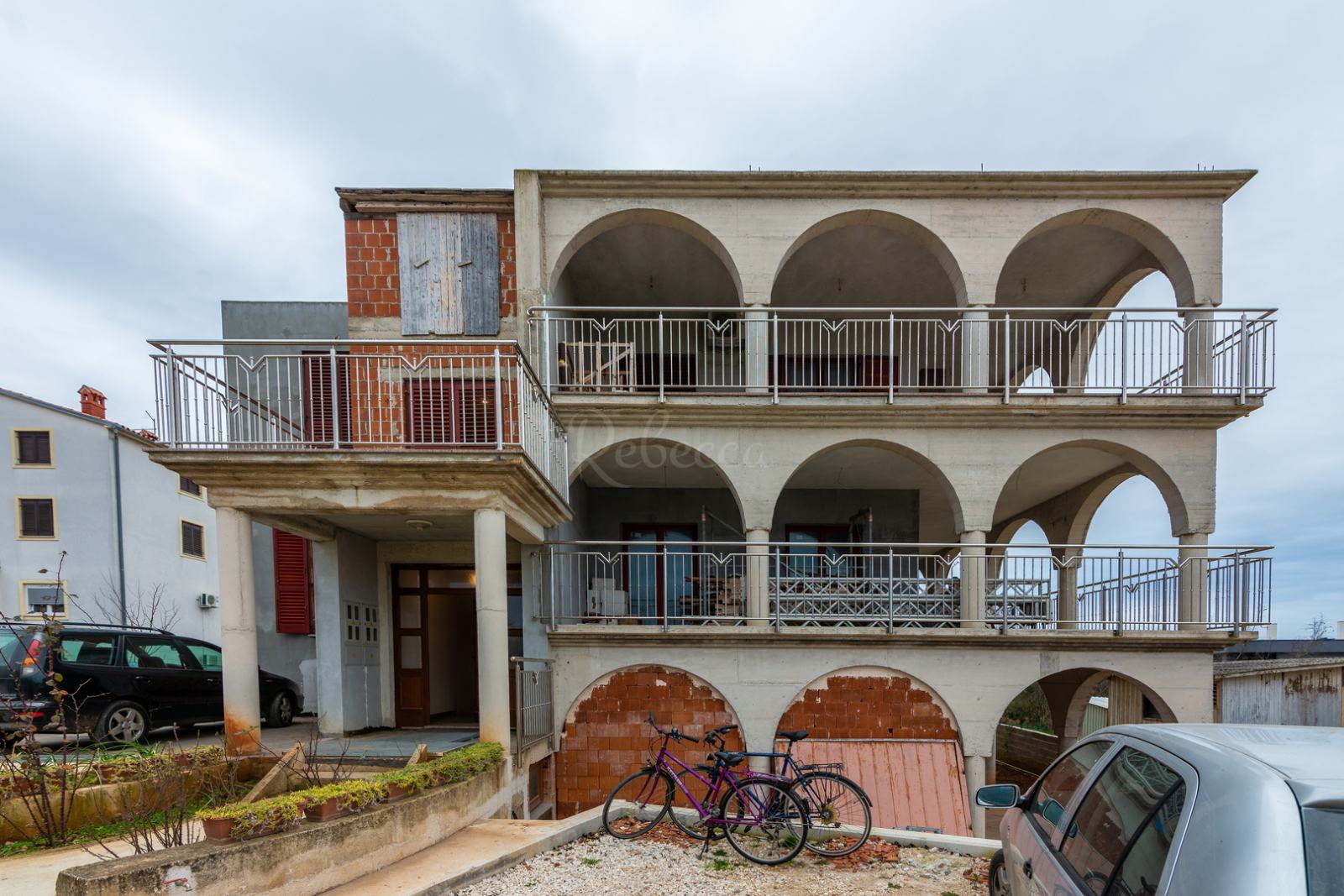 Stambena zgrada 7 stanova PRILIKA!!! (prodaja)