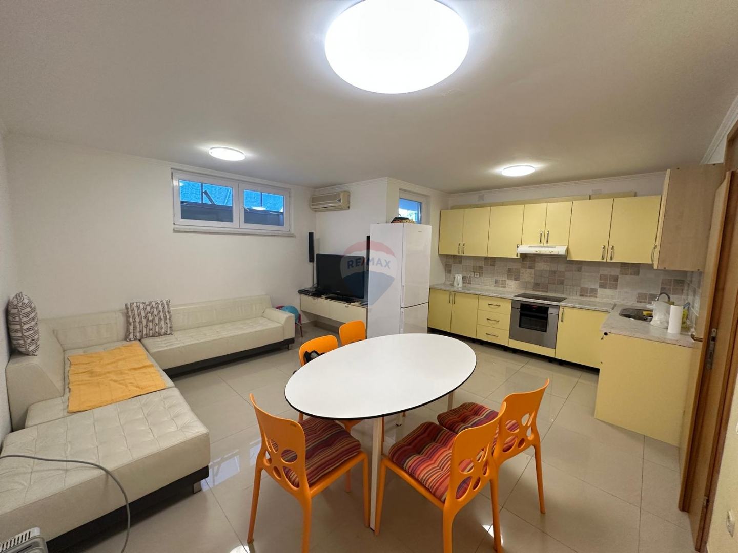 Stan 300m od plaže Sovlje - Tribunj - suteren (prodaja)