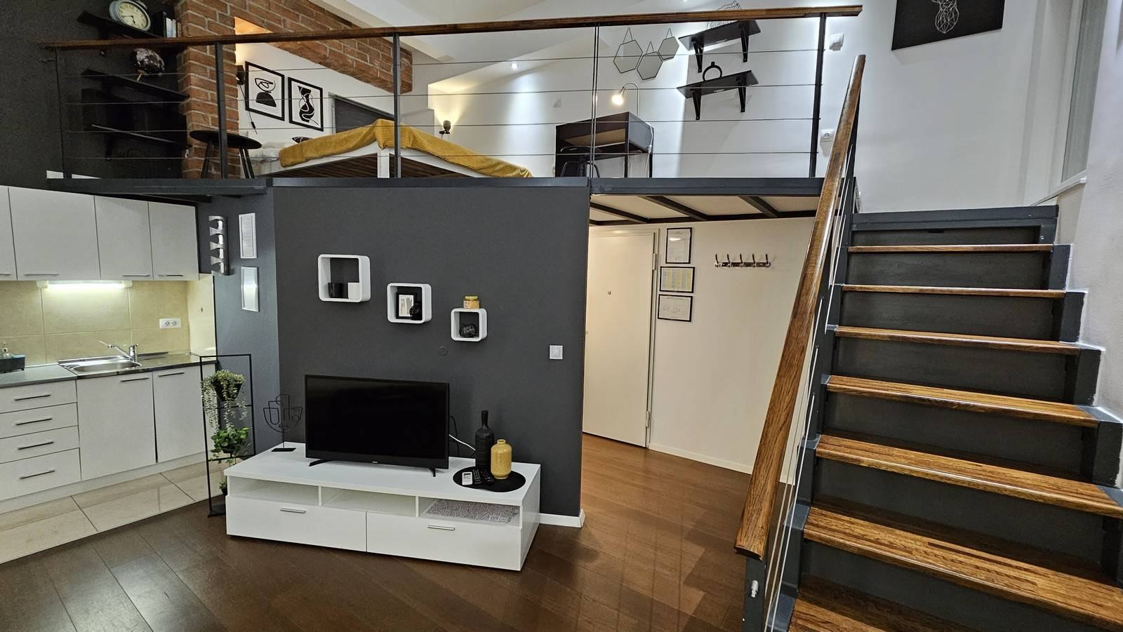 Stan 42 m2 plus galerija 9m2, garaža, Ul. grada Mainza (prodaja)