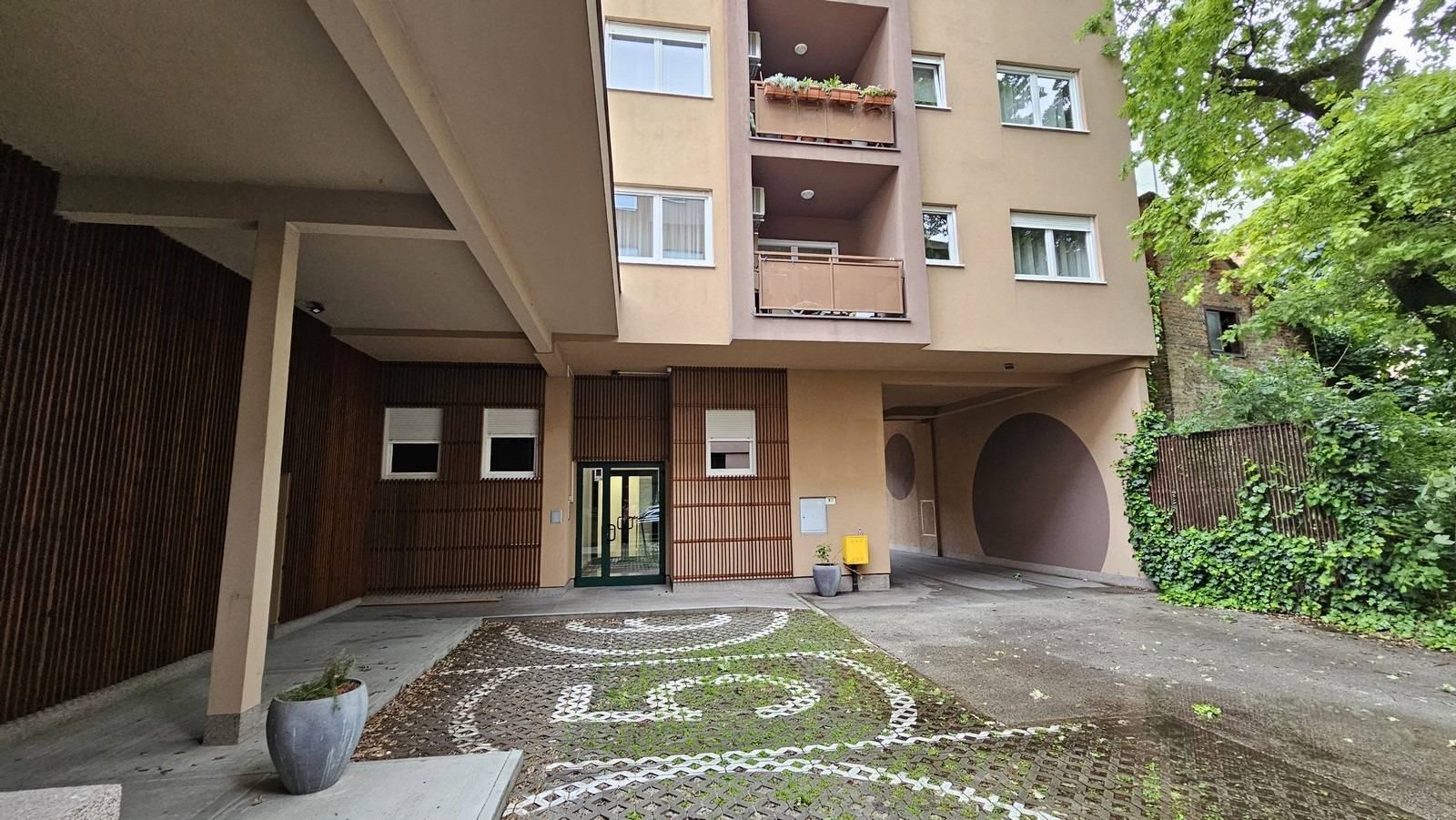 Stan 42 m2 plus galerija 9m2, garaža, Ul. grada Mainza (prodaja)