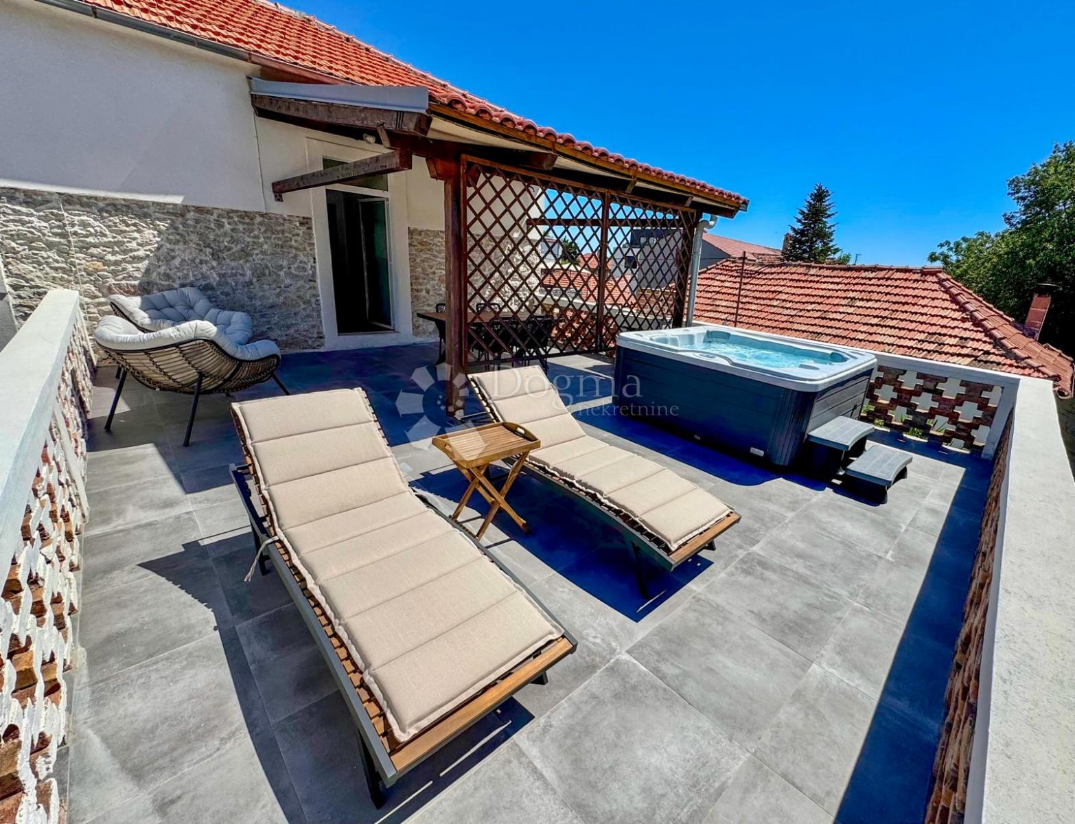 Stan u kamenoj zgradi, 100 m od mora, 105 m2 stambeno + terasa (prodaja)