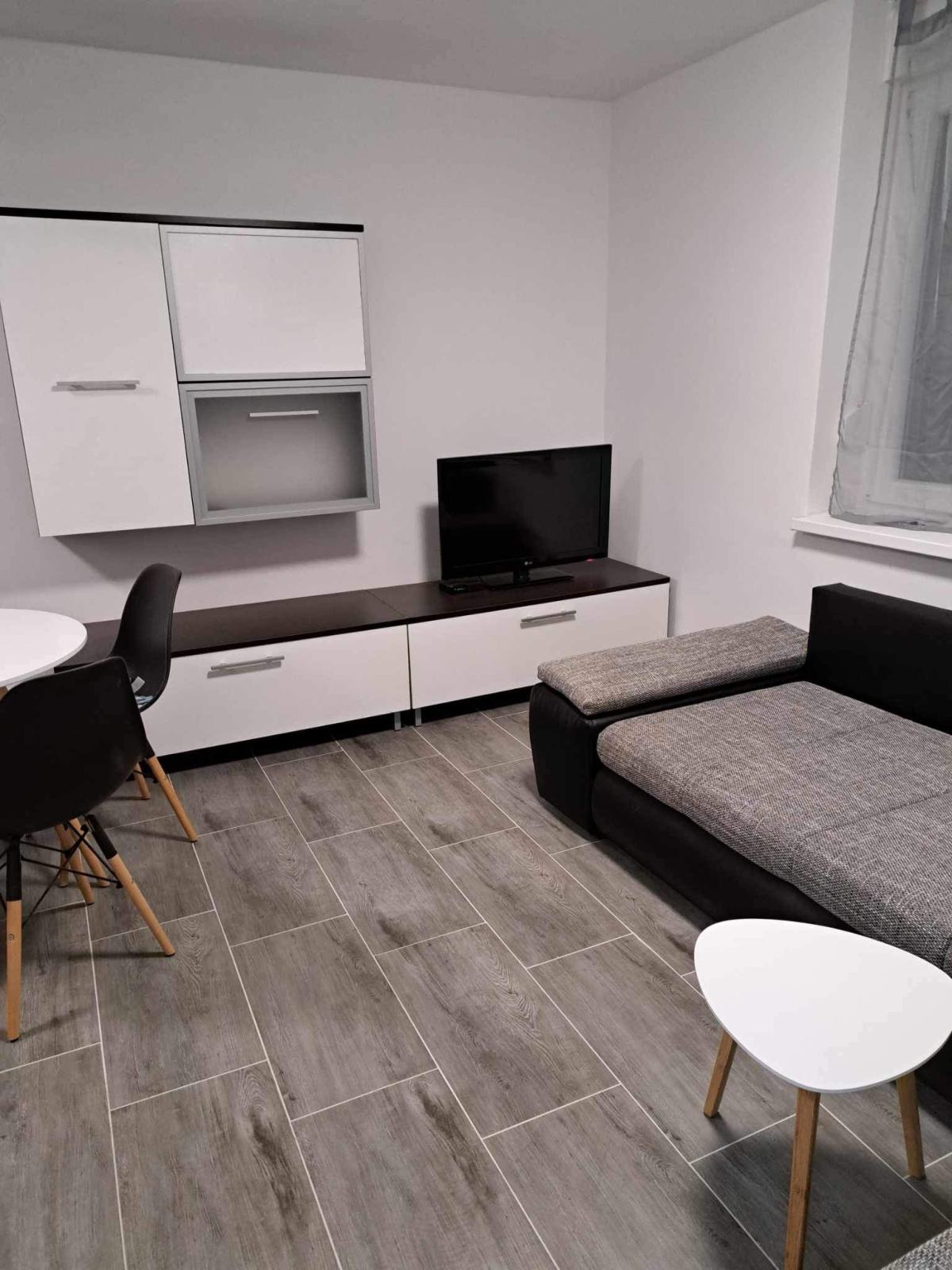 Stan: Karlovac, Banija, Vrazova, 32.00 m2 (iznajmljivanje)