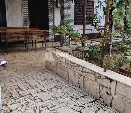 STAN U KUĆI, PRIZEMLJE, DVORIŠTE!!