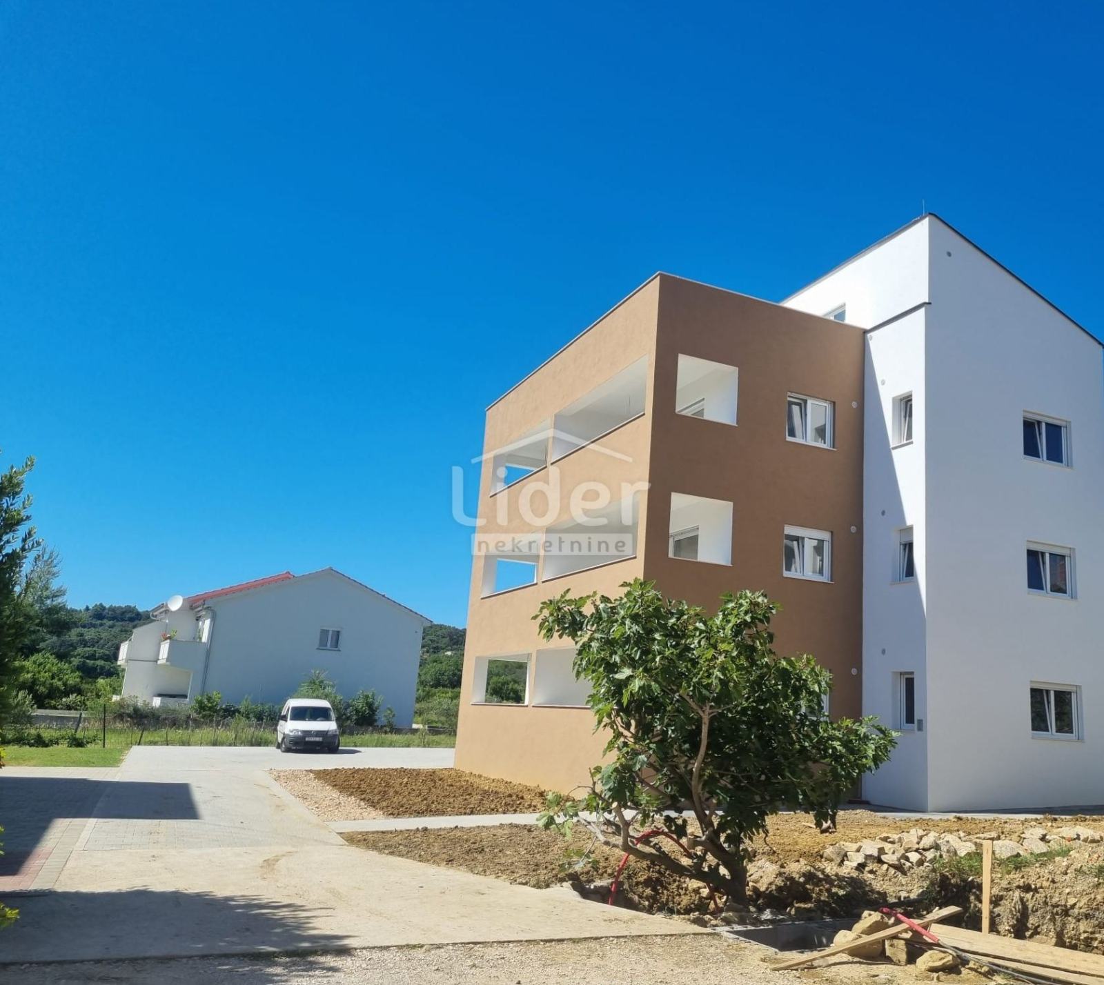 Stan u Palitu, drugi kat s prekrasnom krovnom terasom (prodaja)