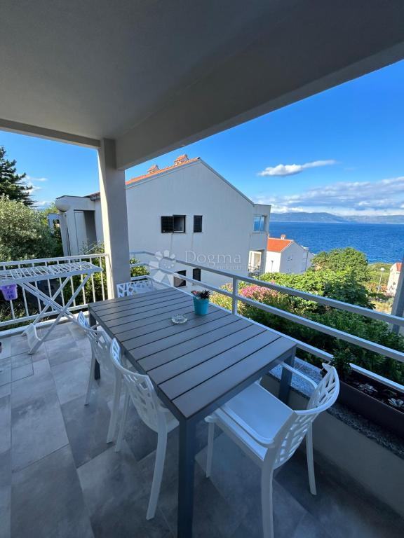 STAN S POGLEDOM NA MORE 300 m OD PLAŽE! Okolica Labina (prodaja)