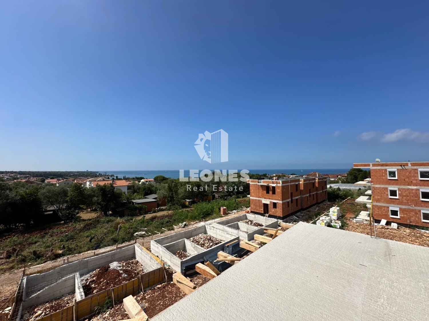 Stan na prvom katu s krovnom terasom sa predivnim pogledom na more sam (prodaja)