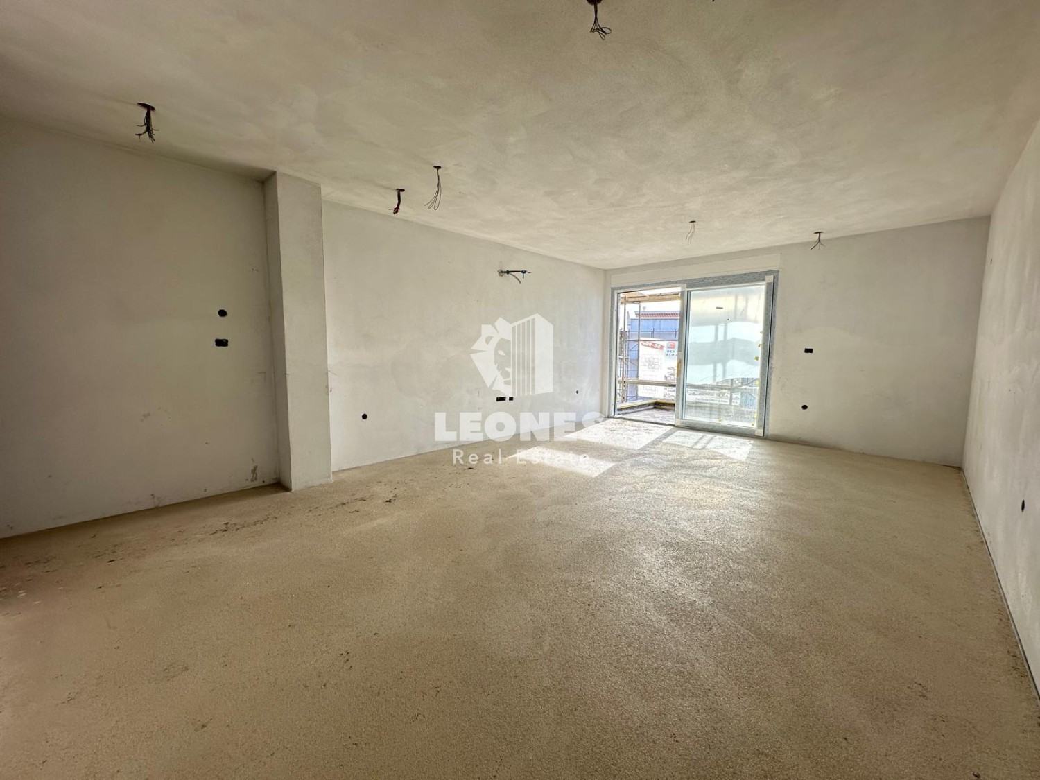 Stan na prvom katu s pogledom na more i dizalom u novogradnji u Taru (prodaja)