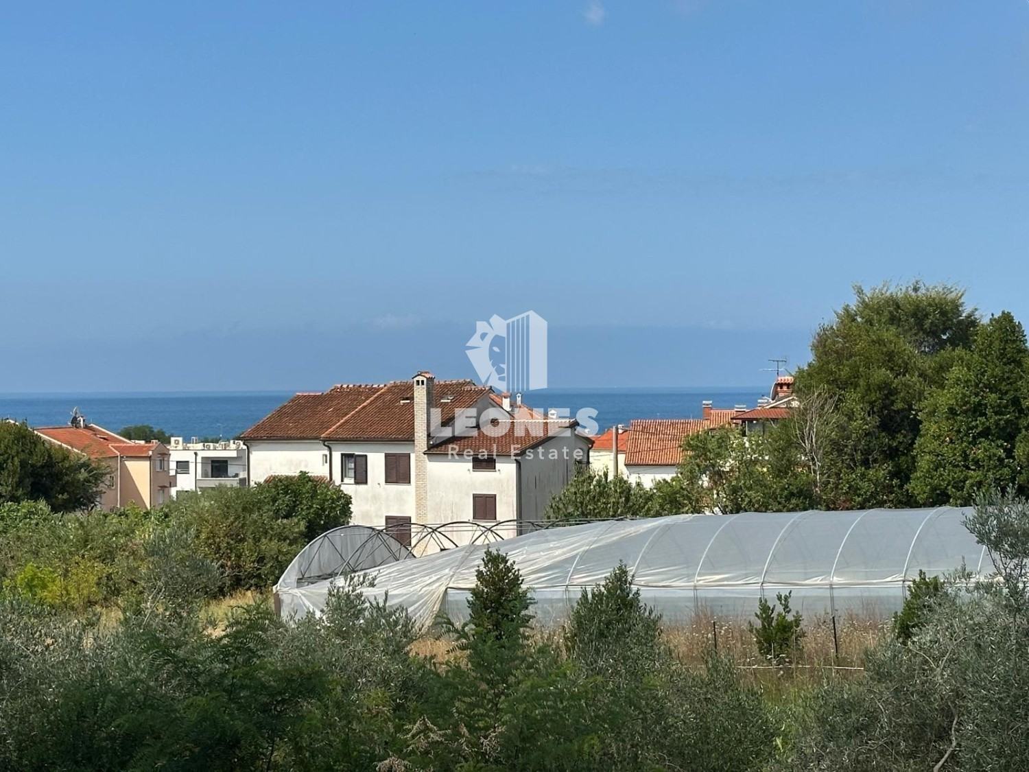 Stan na prvom katu s pogledom na more samo 650metara od mora u Zambrat (prodaja)