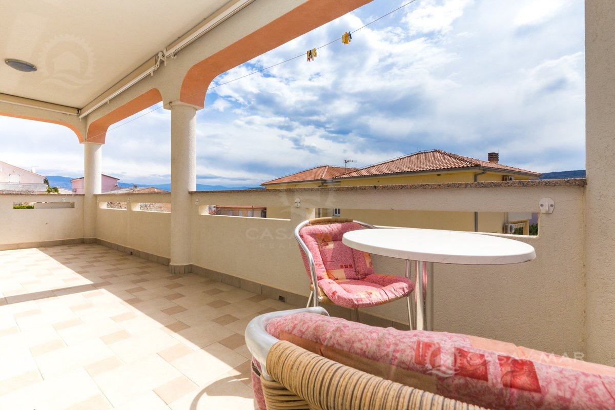 STAN NA PRVOM KATU SA POGLEDOM NA MORE, UDALJEN SAMO 100 M OD MORA! (prodaja)