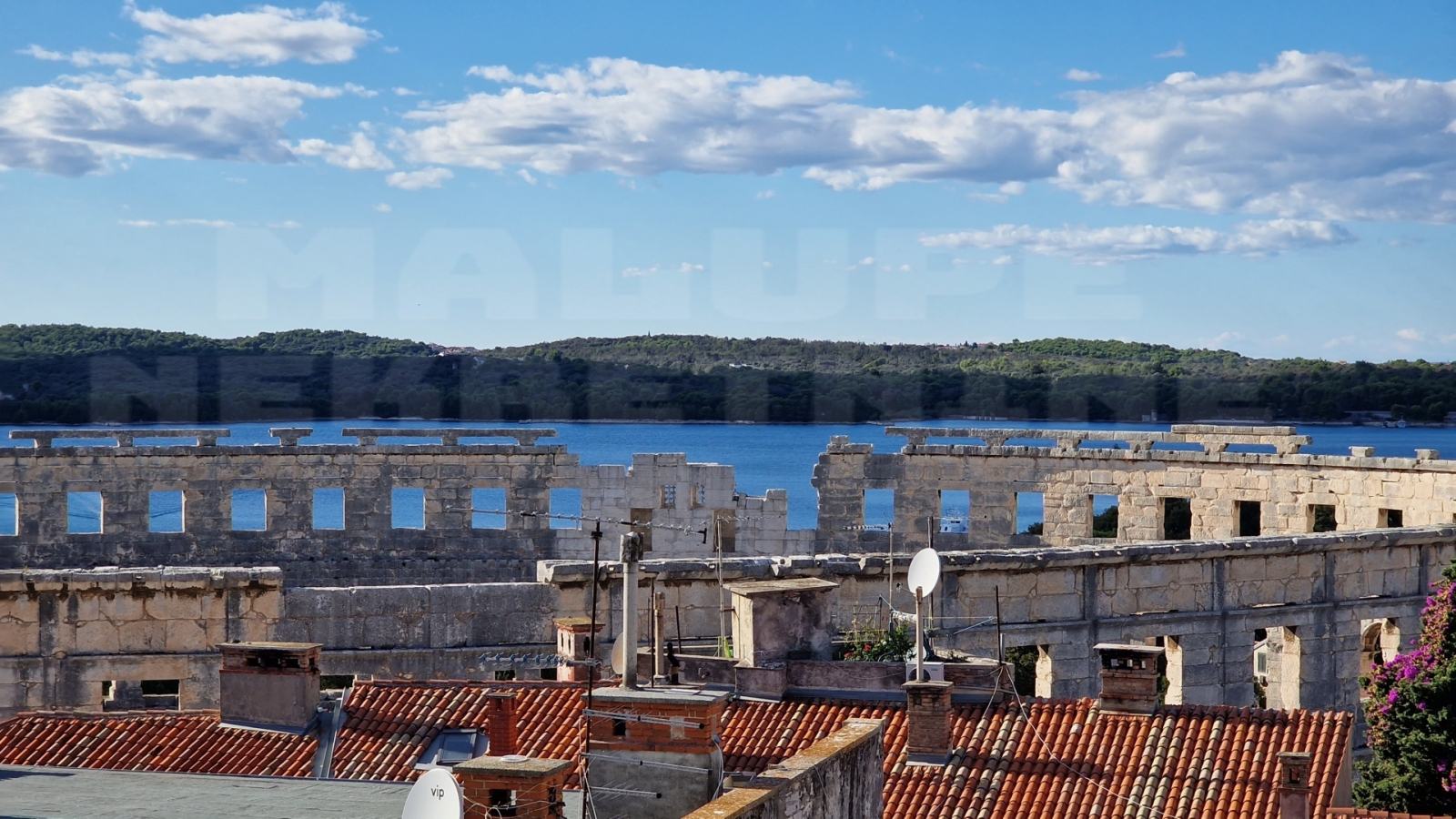 STAN PULA CENTAR 108 M2 TOP LOKACIJA POGLED NA MORE (prodaja)
