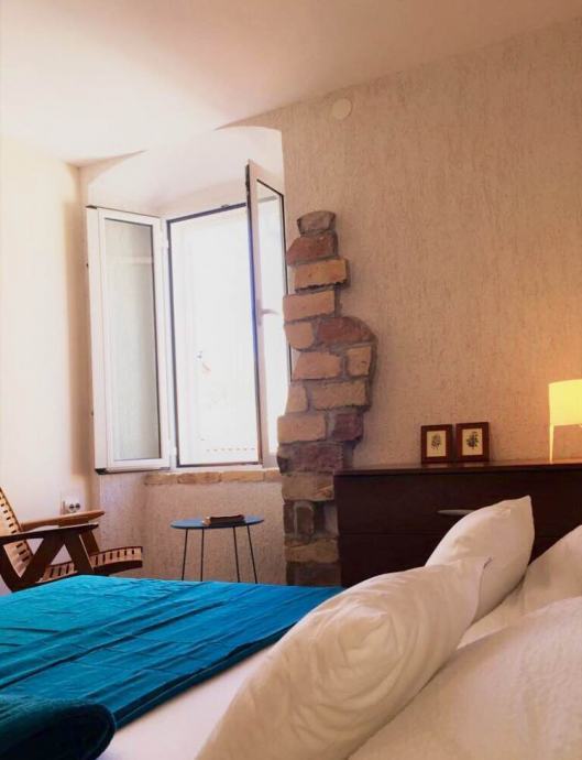 Stan: Sarmantan stan u povijesnoj jezgri Raba, dvosoban + DB 63.00 m2 ...