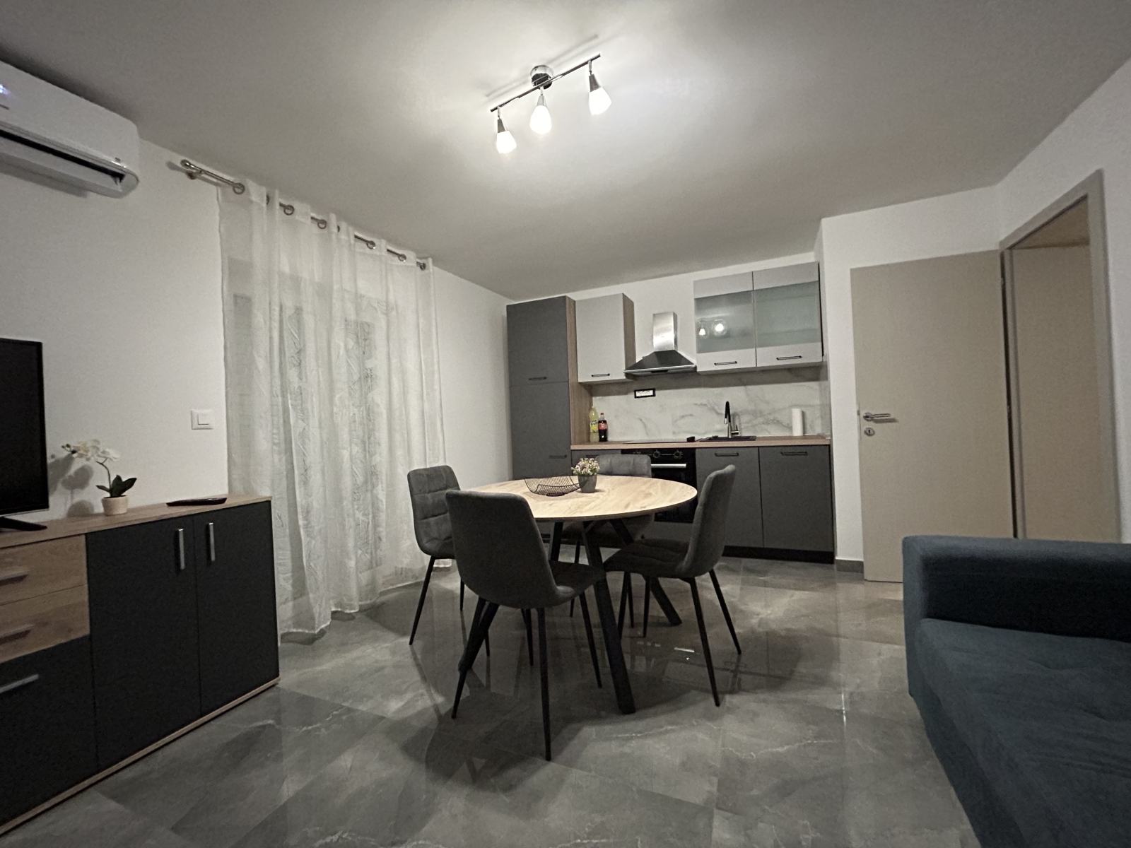 Stan: Split, Brda-trosobni 80.00 m2 (iznajmljivanje)