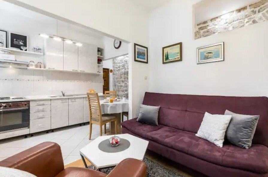 DO SEZONE. Split, Dobri, jednosoban stan, 40,50m2- 600 EUR-a ...