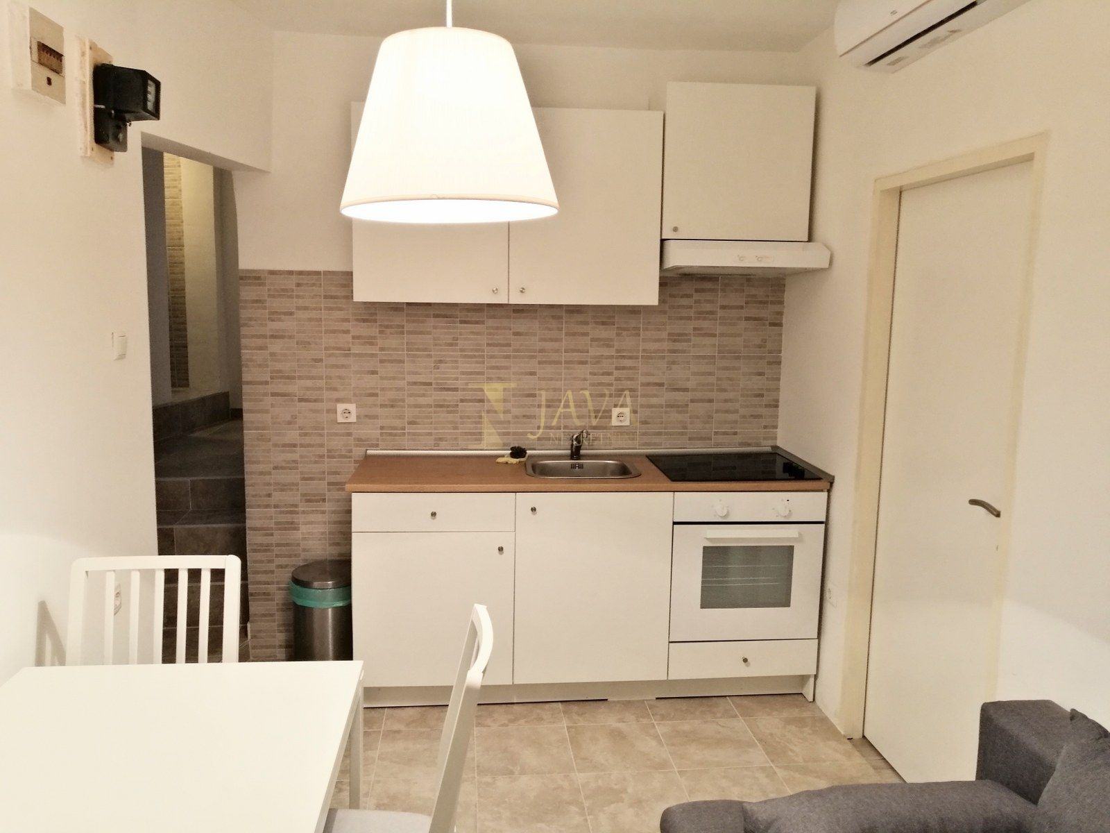 Stan s terasom, centar! (iznajmljivanje)