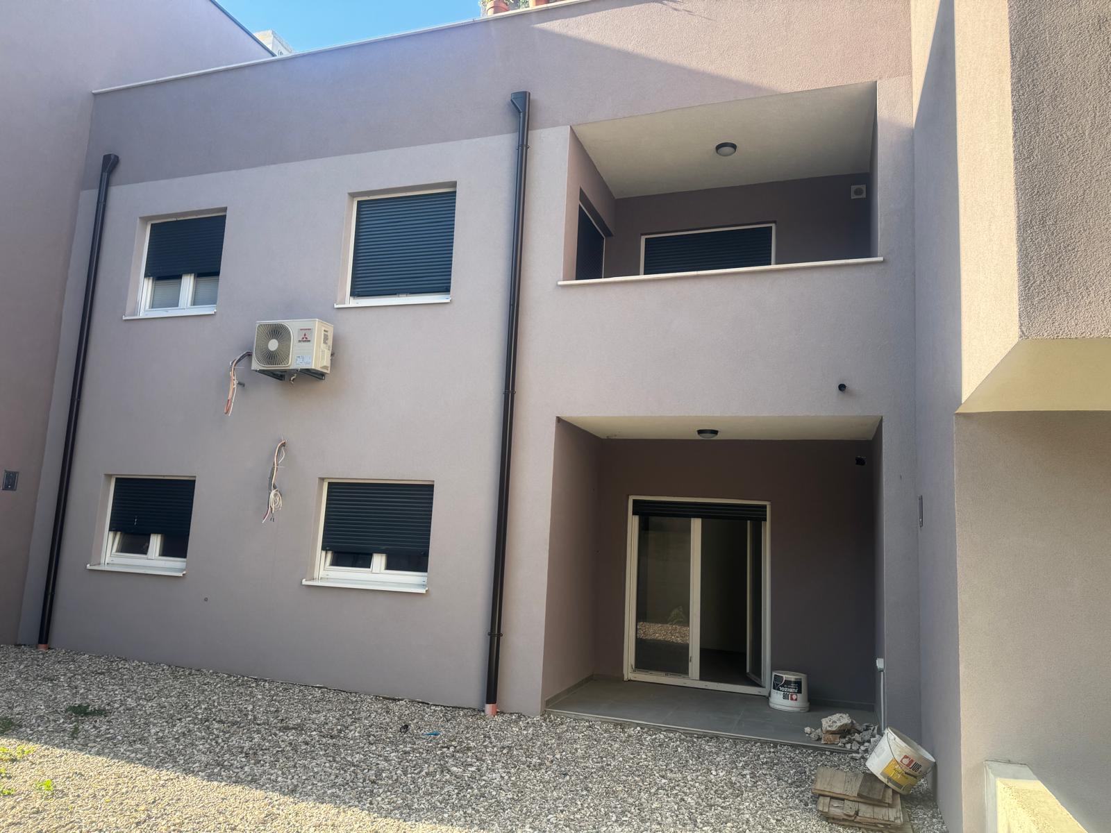 STAN ZA USELJENJE – PRIZEMLJE, TERASA 75 m², PARKING – MONVIDAL, PULA (prodaja)