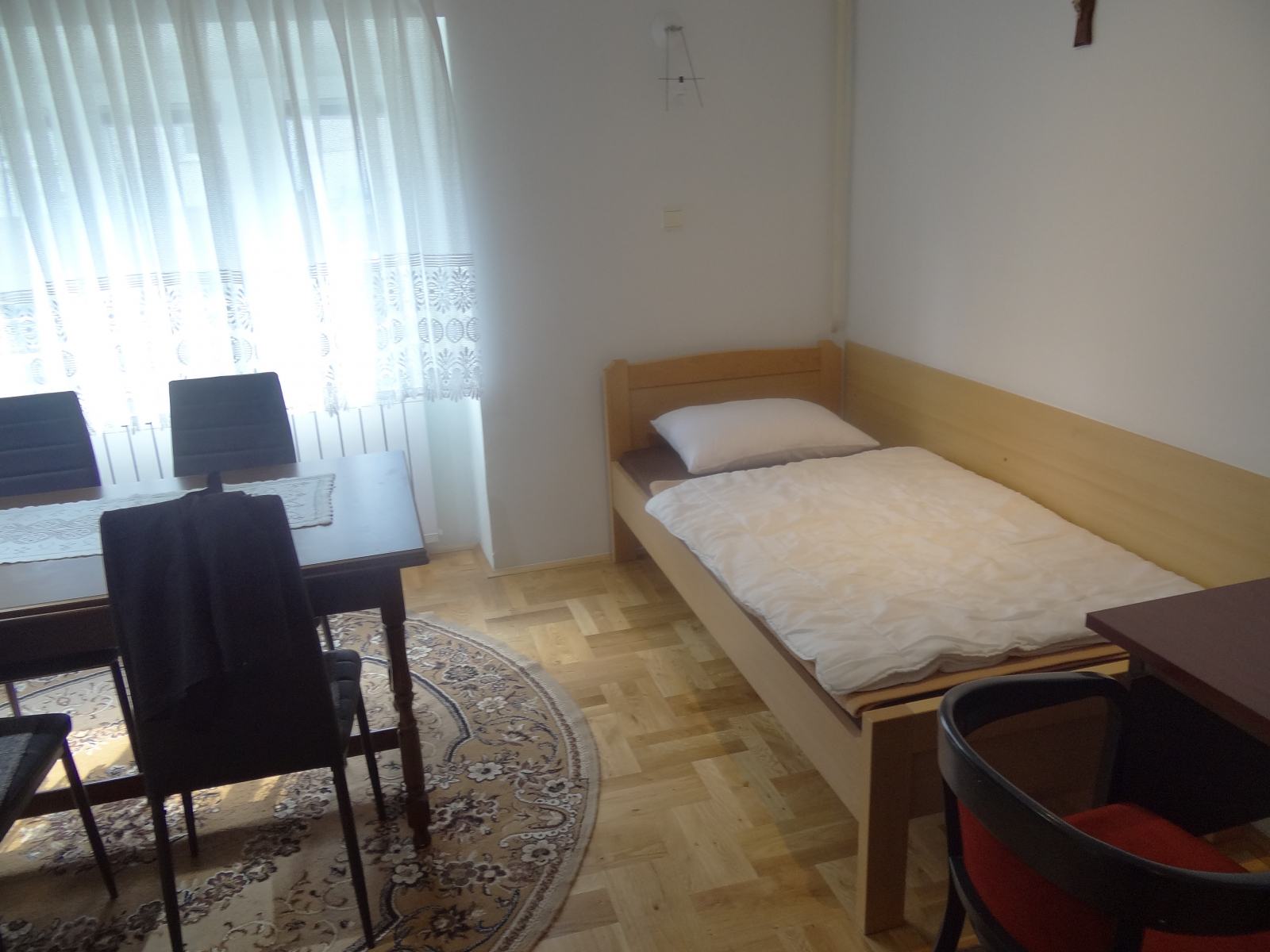 Najam, 33 m2 u blizini fakul. MEDICINE, PMF-a,EKONOMIJE,ŠUMARSKI ...