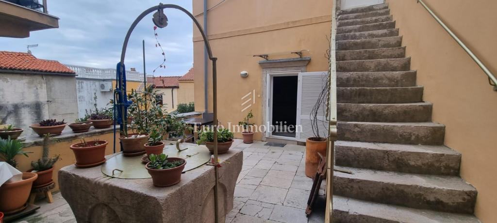 Stari grad Krk - namješten apartman (prodaja)