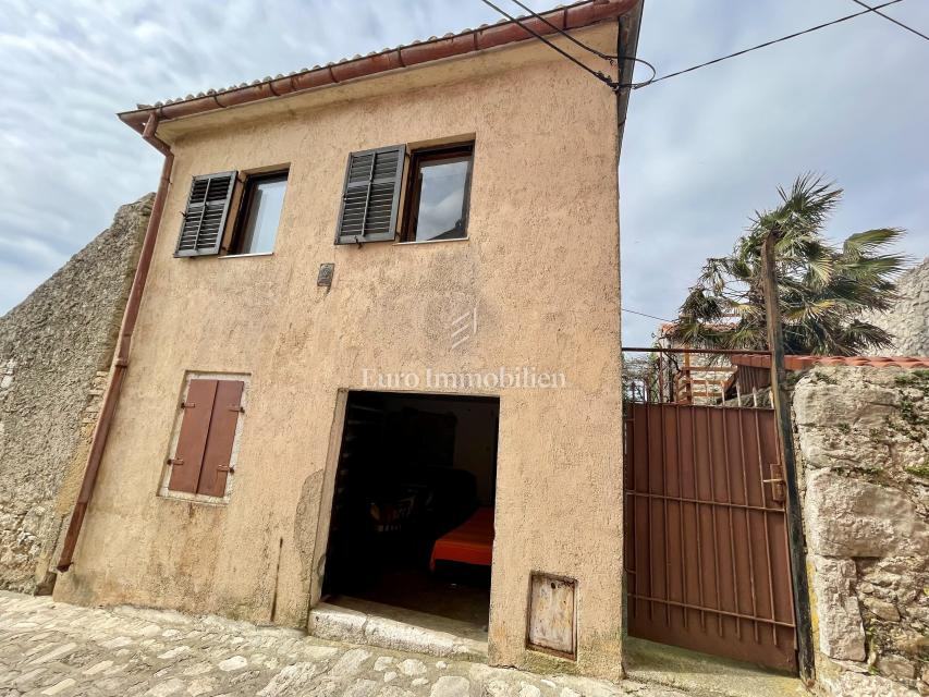 Stari grad Krk - samostojeća kuća za renovaciju (prodaja)