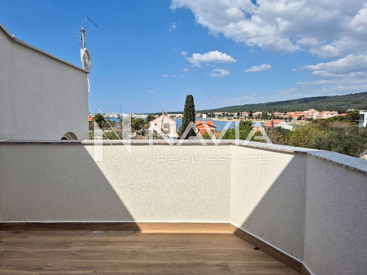 SUKOŠAN, Prostran stan u novogradnji, 100m od mora (prodaja)