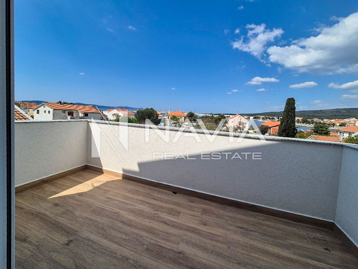 SUKOŠAN, Prostran stan u novogradnji, 100m od mora (prodaja)