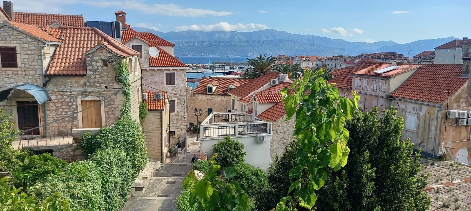 SUPETAR - CENTAR - kuća 105 m2 i 2 starine (kamene) (prodaja)