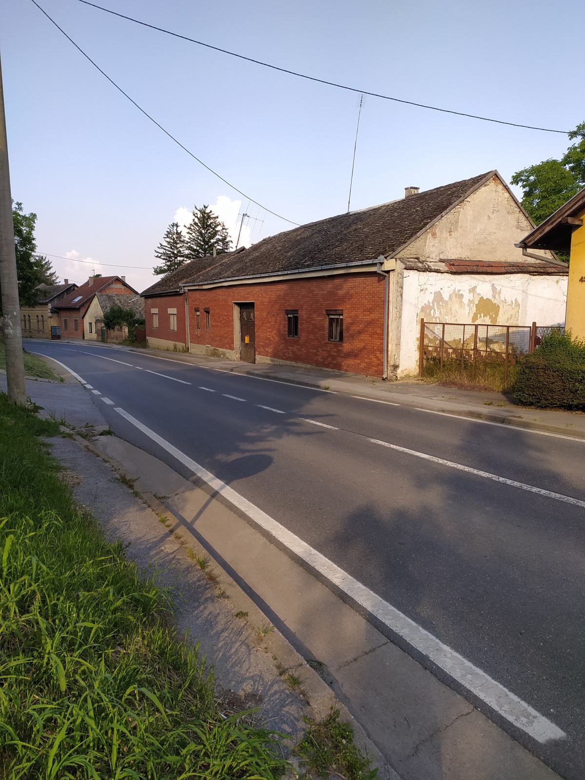 SUZA, starija kuća za adaptaciju ili rušenje, fronta 22 m (prodaja)