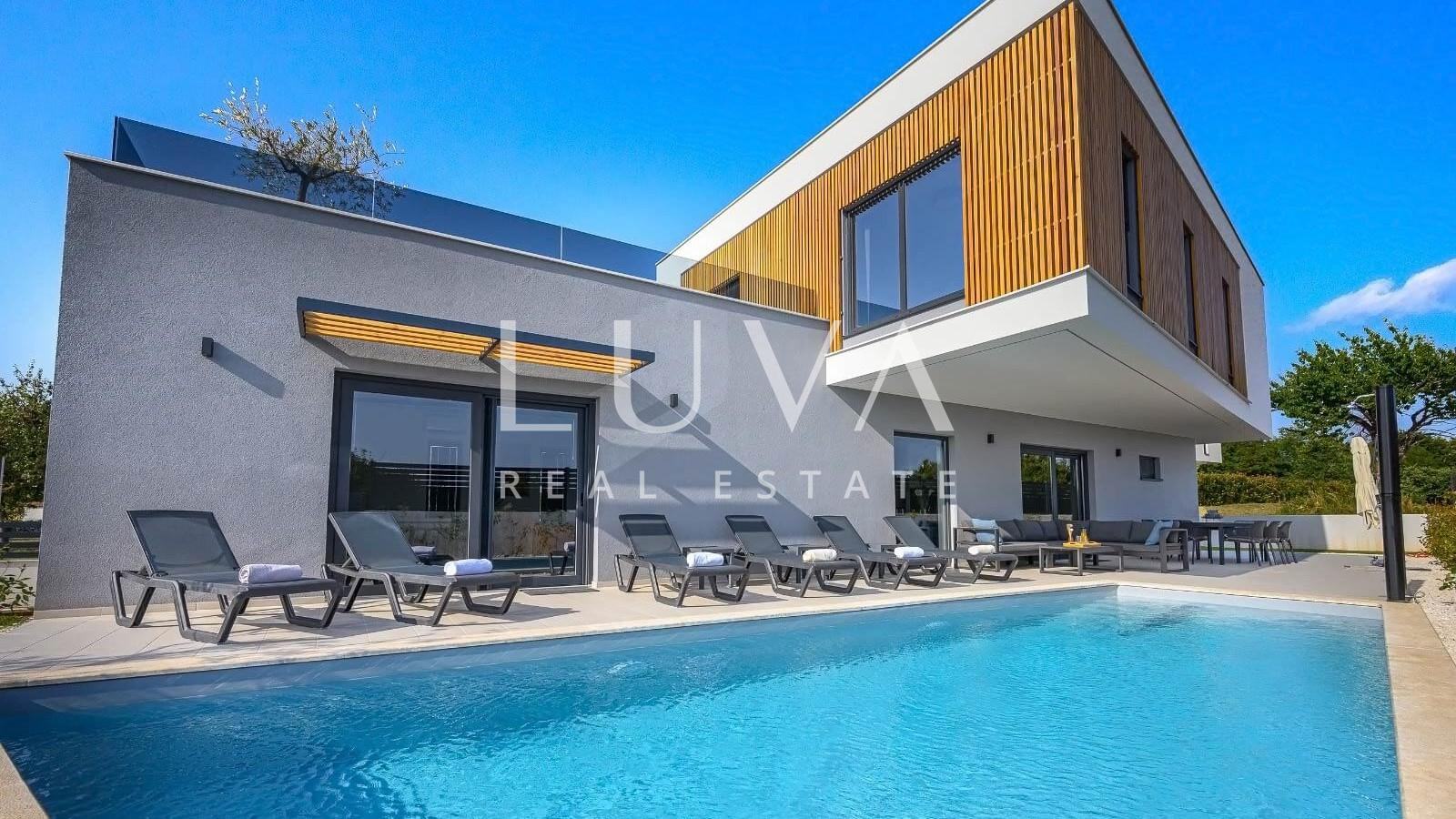 Svetvinčenat, moderna luksuzna kuća s bazenom (prodaja)