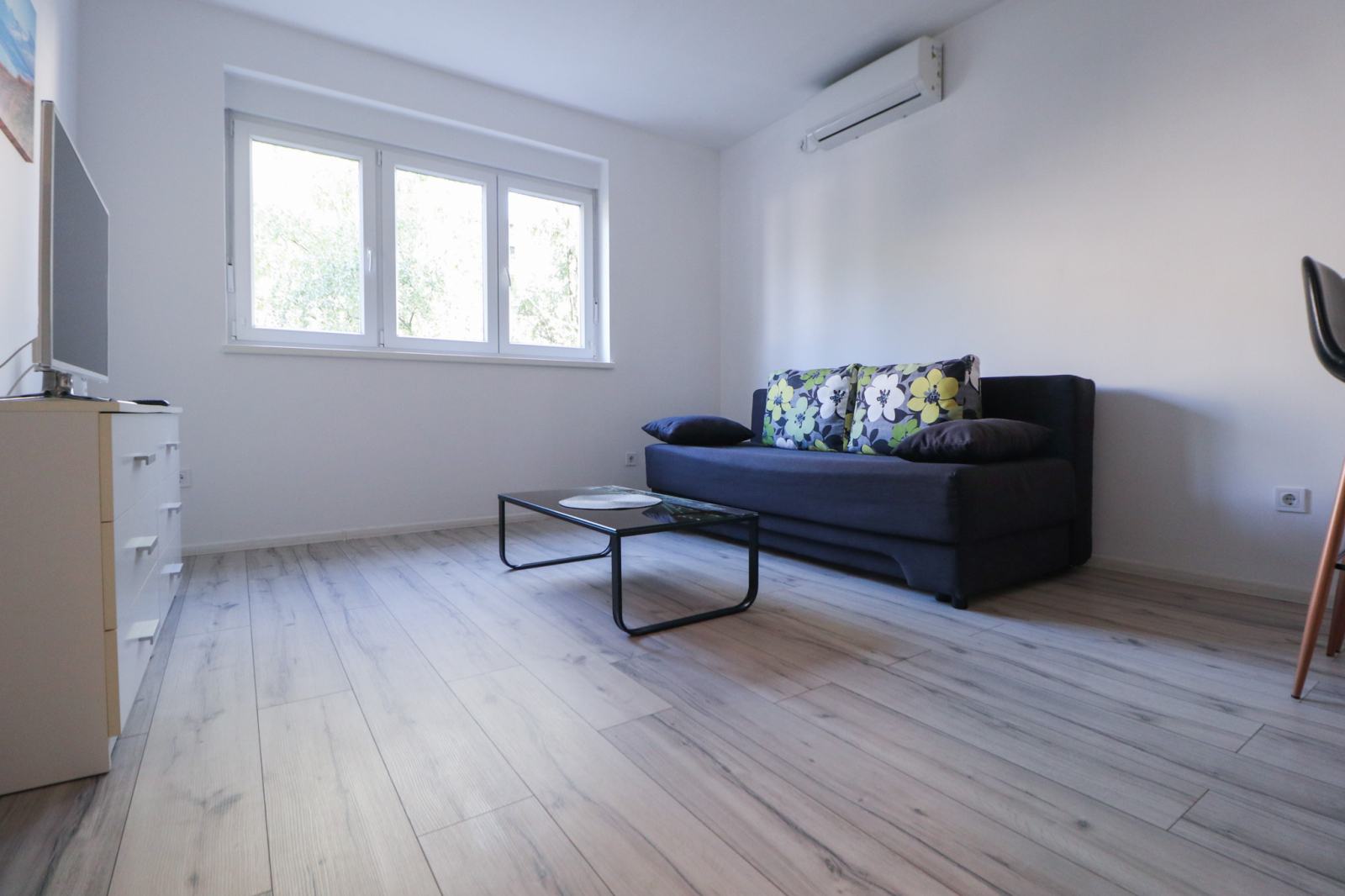 TRNSKO, ODLIČAN NOVOUREĐEN MANJI 2-SOBAN STAN (iznajmljivanje)