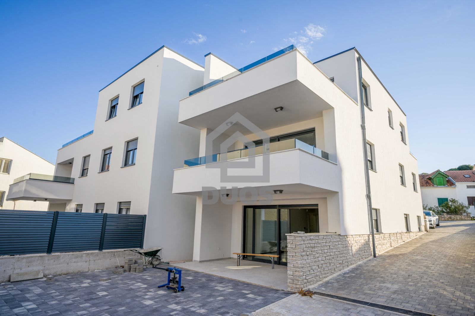 Trosoban stan na prvom katu sa pogledom na more (prodaja)