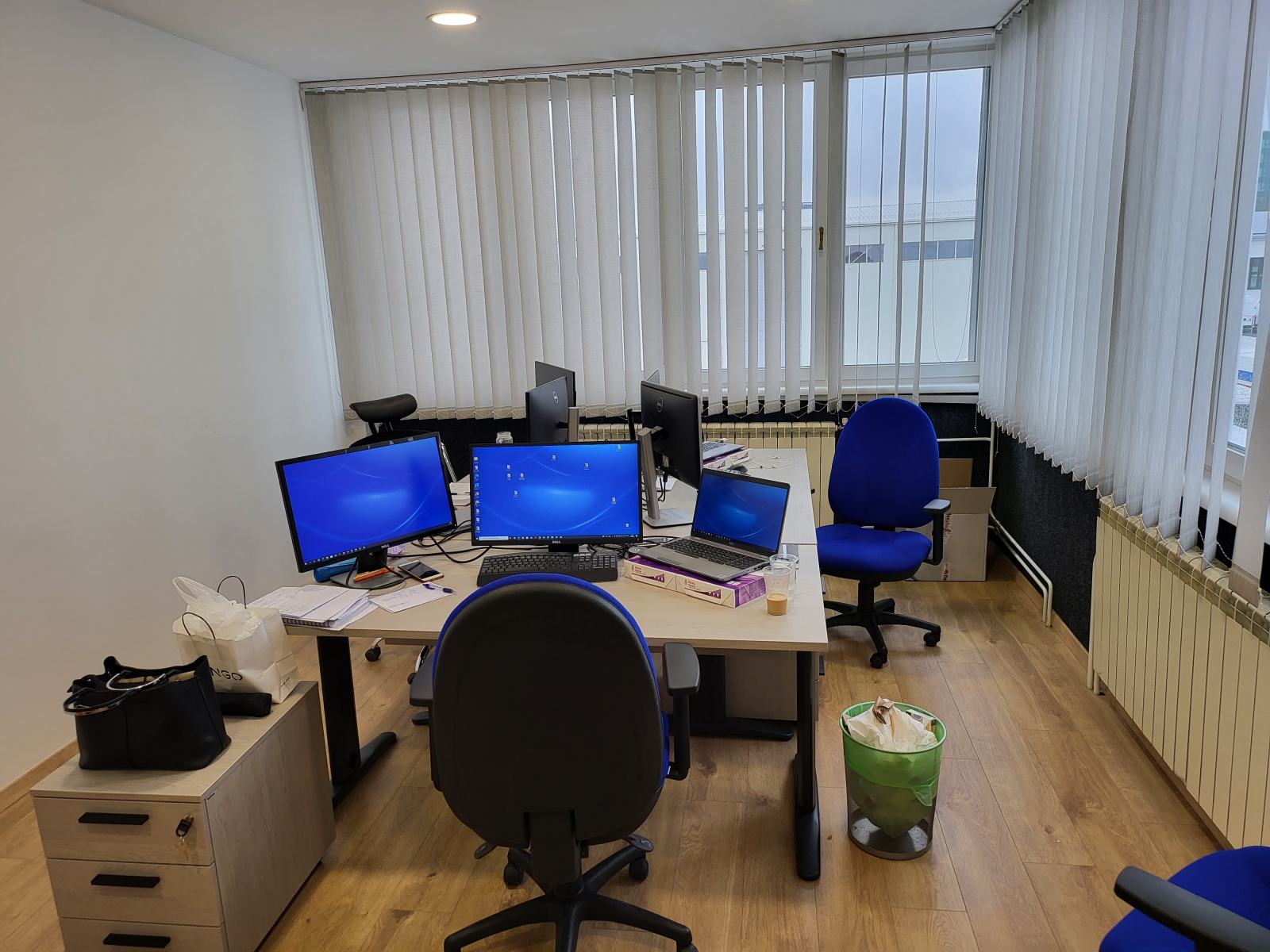 URED 25 M2, SA SVIM REŽIJAMA 370 EURA ! RADNIČKA CESTA 184 (iznajmljivanje)