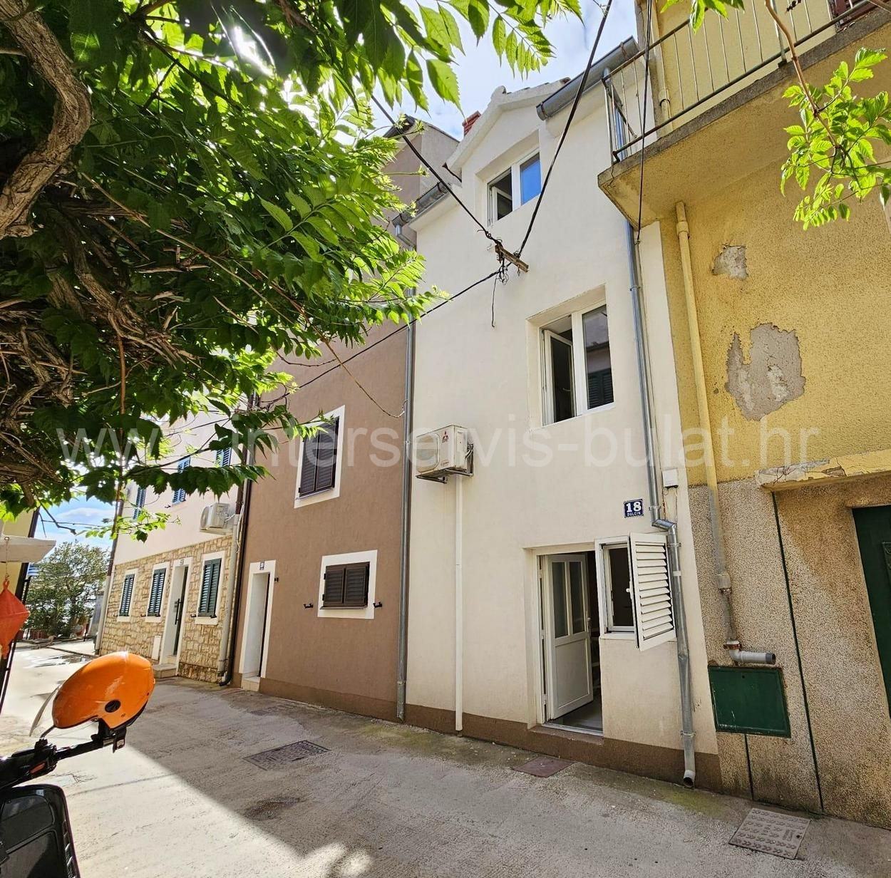 Uređena kuća za najam u centru Vodica :::. (iznajmljivanje)