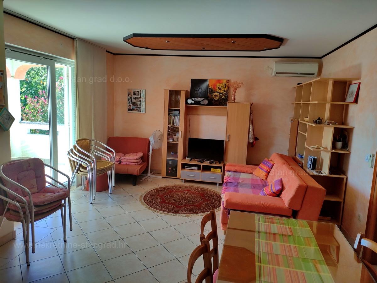 Uvala Soline, namješten stan na 1. katu 100 m od mora, PRODAJA!