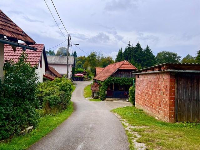 VELIKO IMANJE KRAJ RIJEKE DOBRE, 2226m2!! (prodaja)