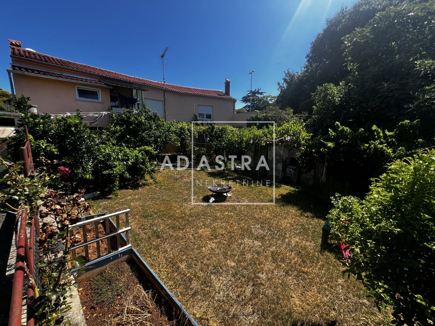 Veruda, kuća sa 2 stambene jedinice 500 m od mora (prodaja)