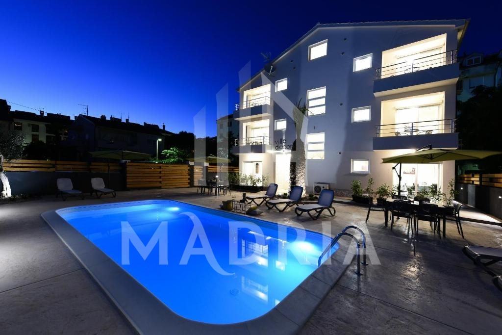 Vila sa 6 luksuznih stanova, Bili Brig, Bazen i pogled na more (prodaja)