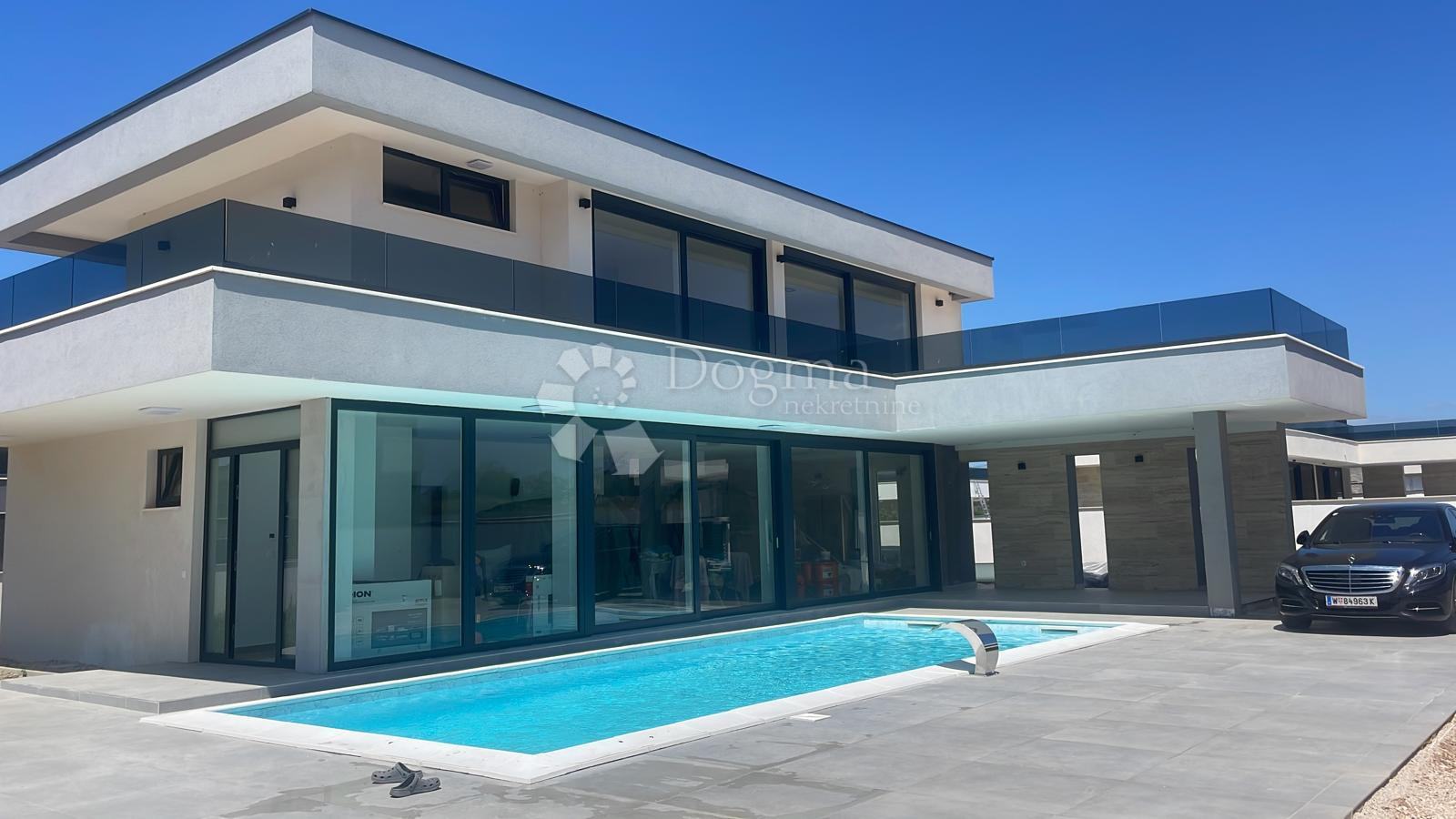 Vila novogradnja bazen (prodaja)