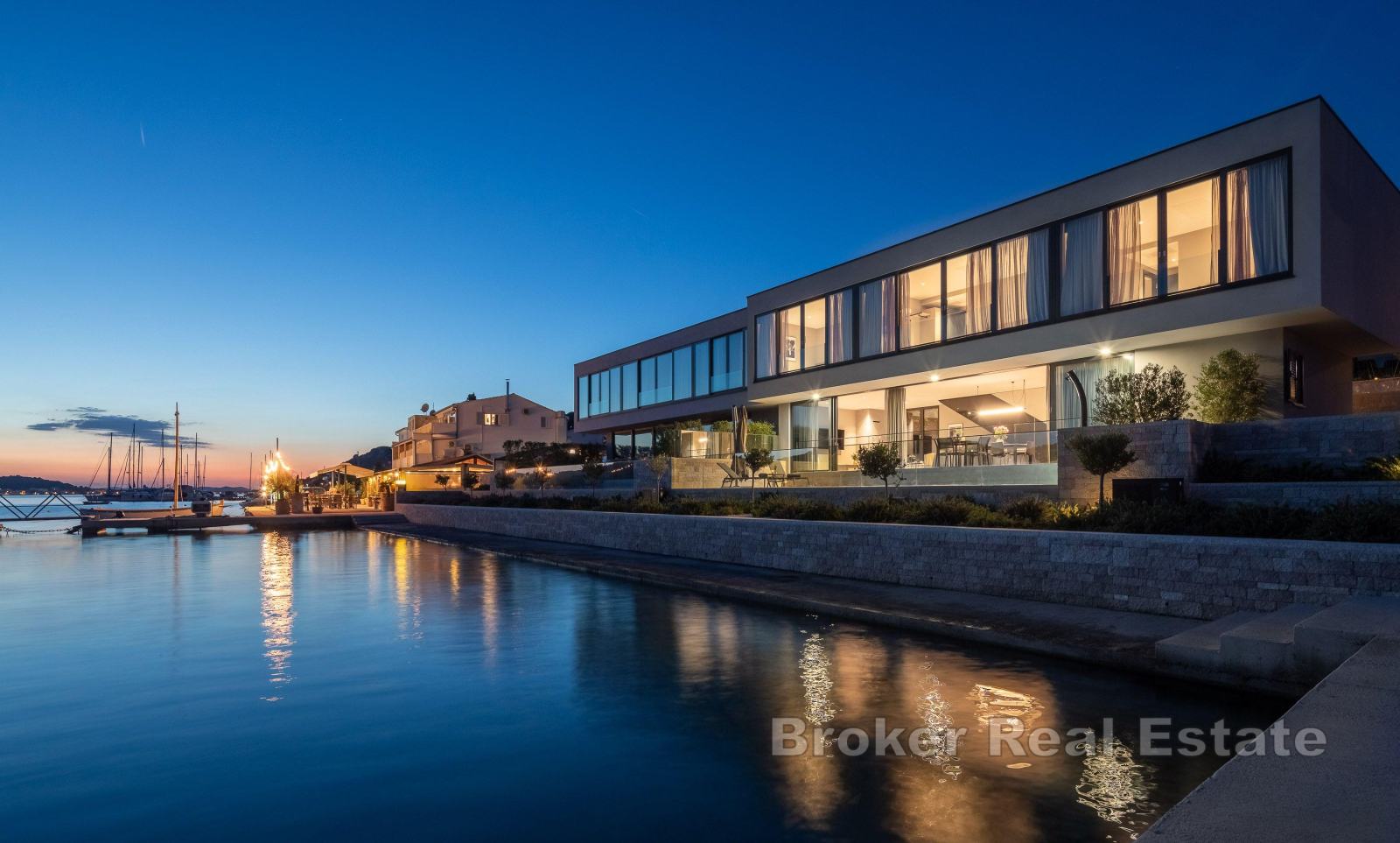 Vila prvi red do mora (prodaja)