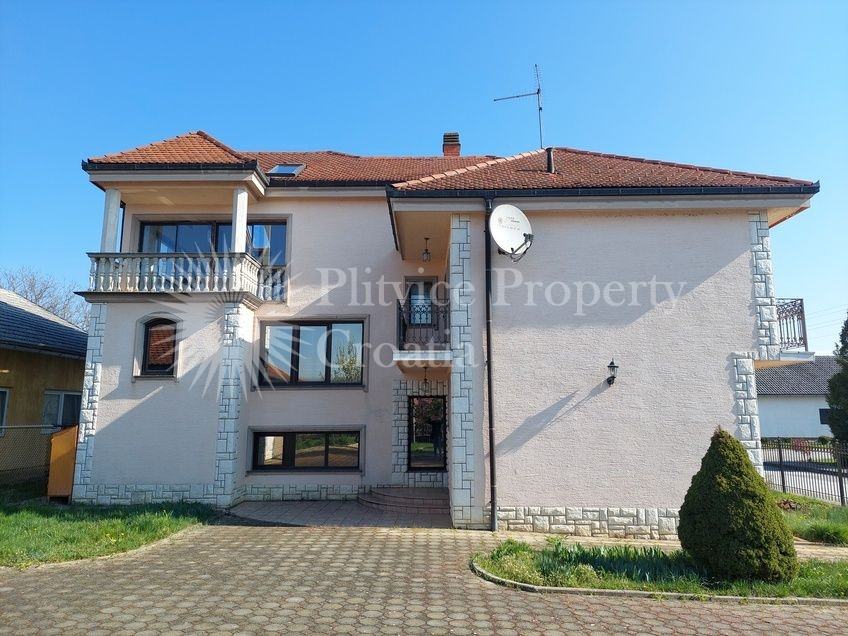 Vila sa velikom garažom i vrtom u blizini rijeke Kupe (prodaja)