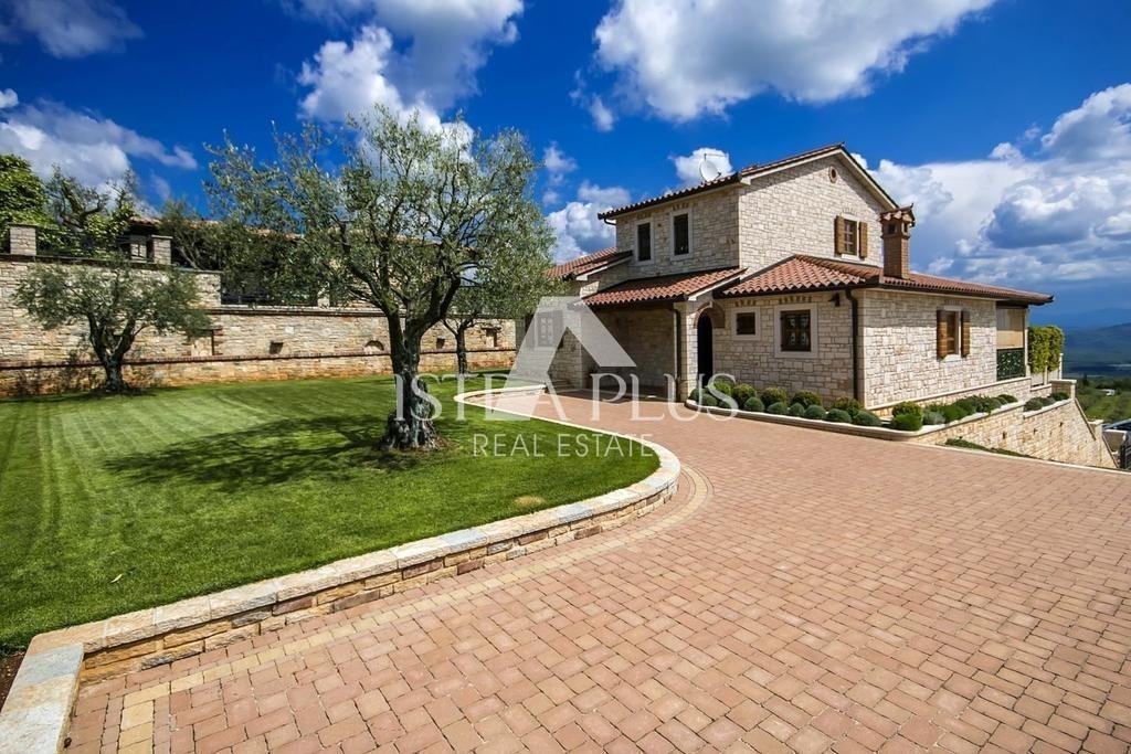 Villa smještena na rubu slikovitog gradića sa otvorenim pogledom na kr ...